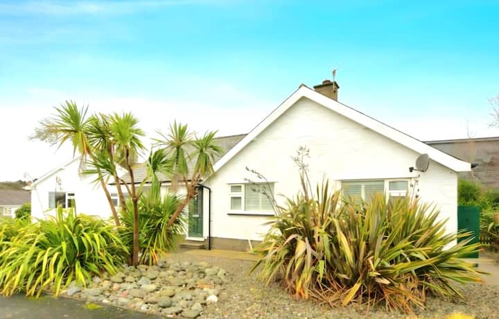 Modern Family Friendly, Beach Ready Home - Pwllheli
