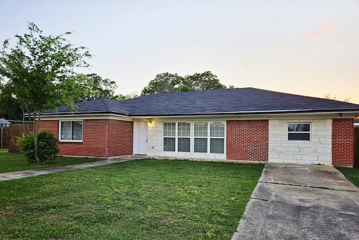 Stylish Retreat | Clean & Spacious - Texarkana, TX