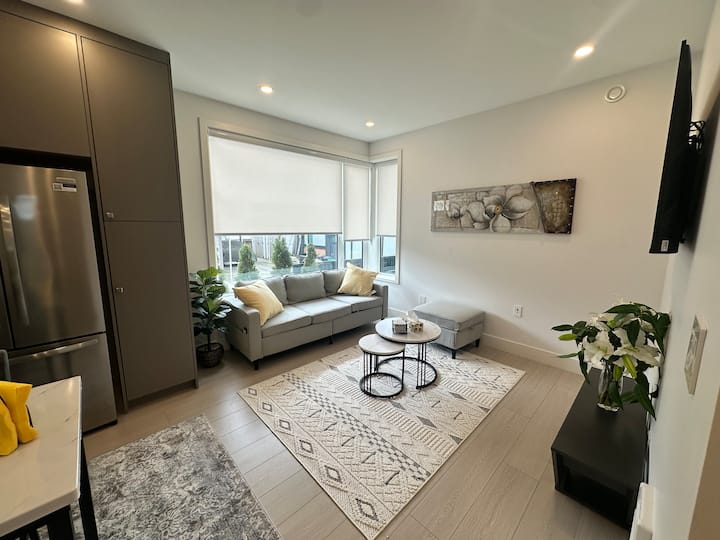 Brand New Upscale Coach House In Queensbury - Mount Seymour