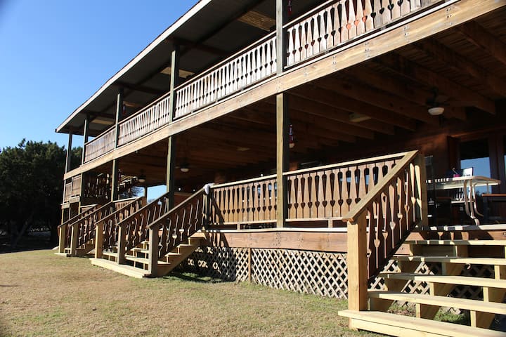 Lodge Upstairs W/ Balcony - Canyon Lake, TX
