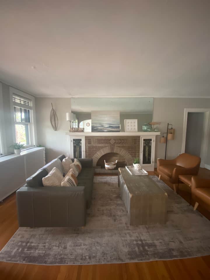 Spacious 3 Bedroom / 1 Bath Located In Demun! - Clayton, MO