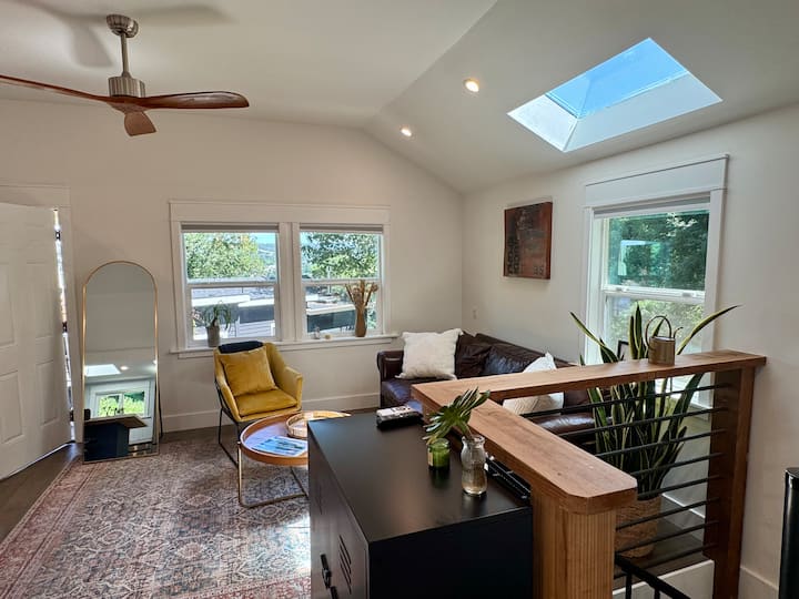 Modern 1br Oasis: Views, Sun, Walk To Downtown - San Rafael