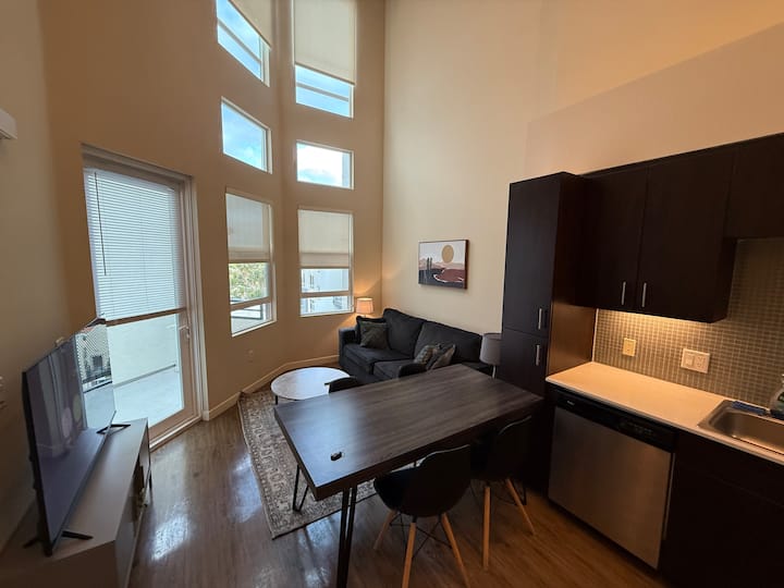Penthouse Style Apartment With Free Parking - Los Angeles, CA