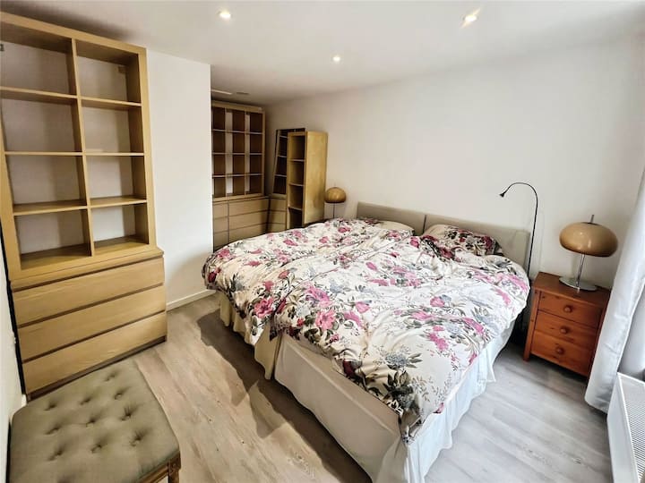 Newly Renovated One Bedroom Flat Near Town Centre - Newport