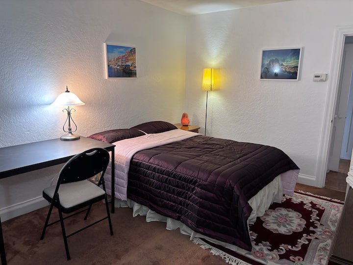 10 Min To Dt, 3 Car Spots, Super Value 3 Br House - Toronto