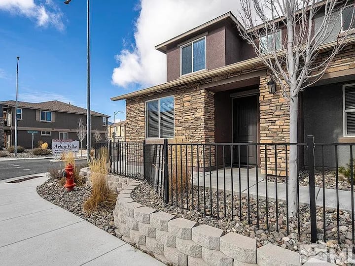 3br Layout W/ Bonus Room • Quiet + Parking - Carson City, NV