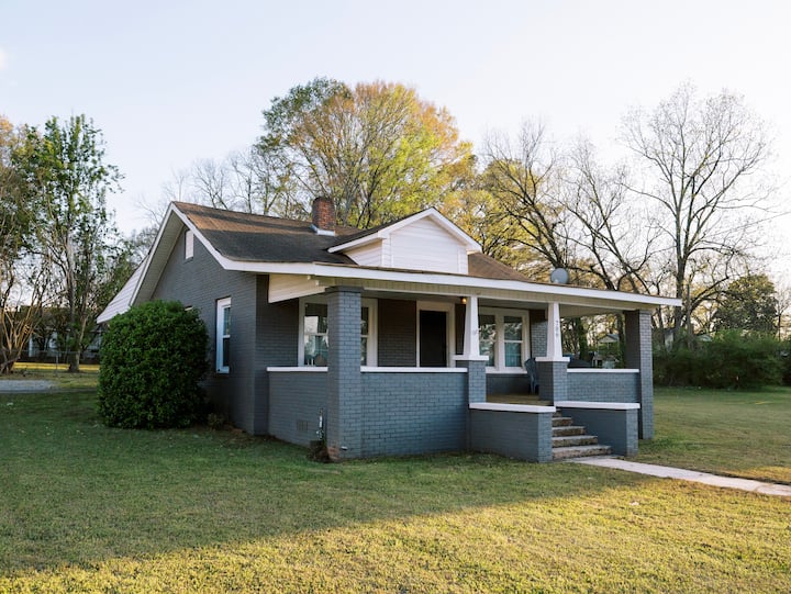 Campus Comfort Retreat - Jacksonville, AL