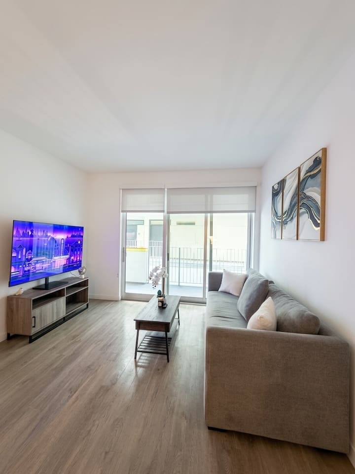 Modern Apartment Near Santa Monica Beach - Santa Monica, CA