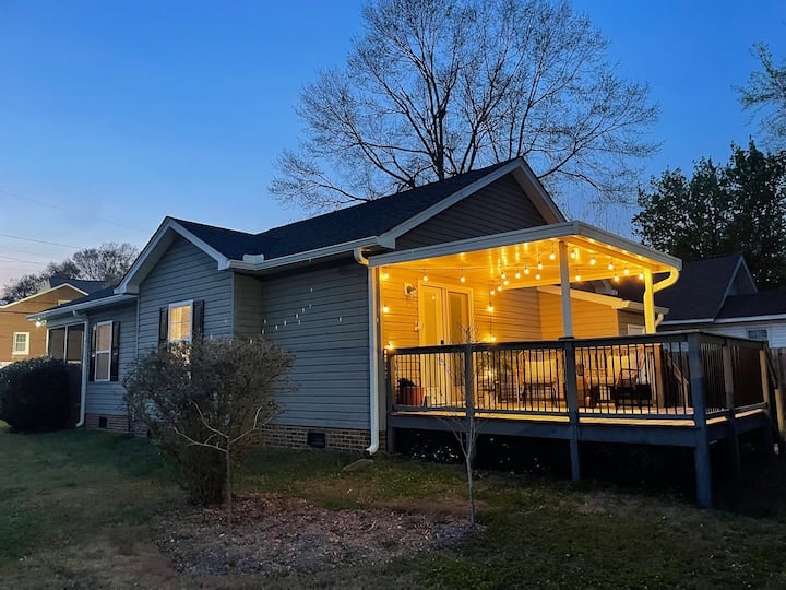 Trade Street Retreat • Walk Downtown • Cozy Stay - Greer, SC