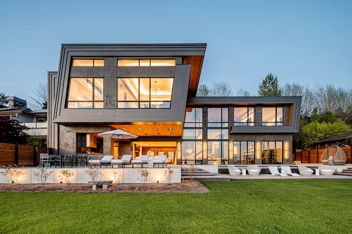 Lakefront Estate | Pool, Dock, Spa & Chef Kitchen - Kirkland, WA