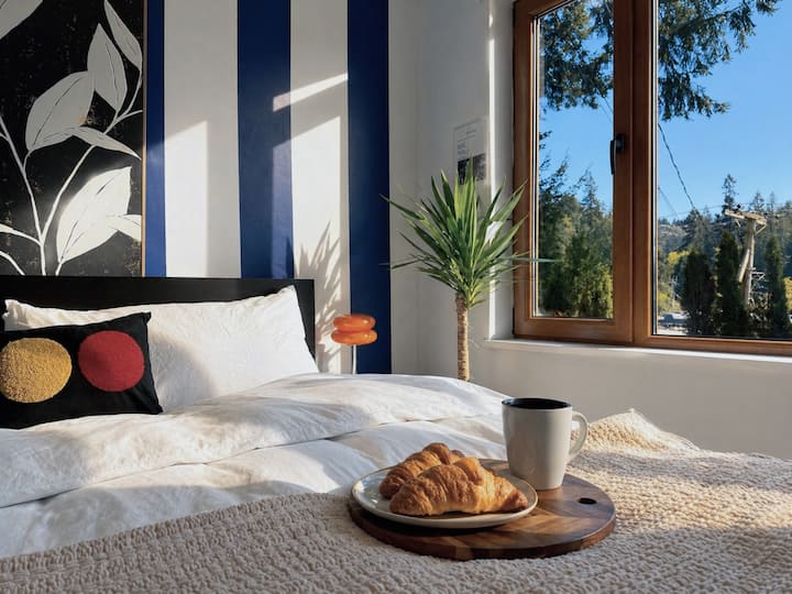 Coze & Bright - 1 Bedroom Marinaview Guest Suite - Bowen Island