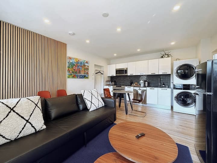 Coze & Bright - 1 Bedroom Marinaview Guest Suite - Bowen Island