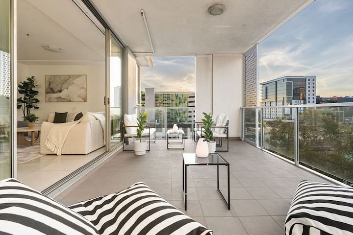Large Stylish 3br Haven| Walk To Airport +Parking! - Sydney