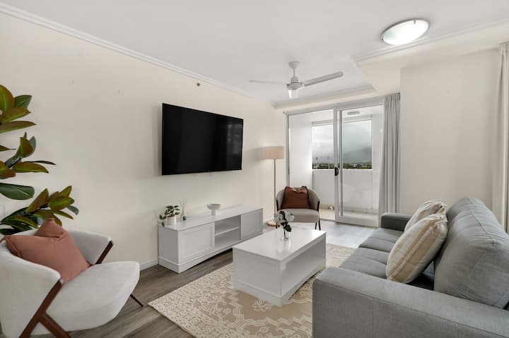 Spacious Cairns Stay: Walk To Esplanade + Parking - Cairns