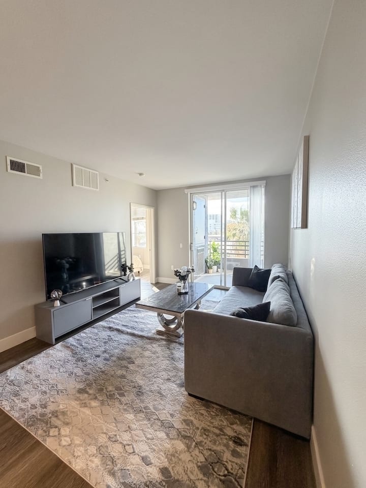 Stylish Santa Monica Apartment W/ Pool & Gym - Los Angeles, CA