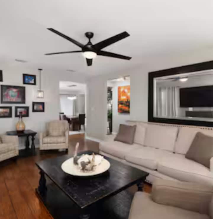 Casa Sol: Stay With Family & Private Gated Parking - Brownsville, TX
