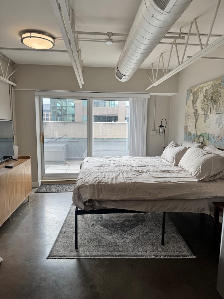 Downtown Studio W/ Private Patio + Skyline Views - Des Moines, IA