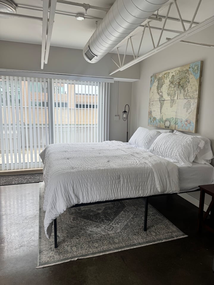 Downtown Studio W/ Private Patio + Skyline Views - Des Moines