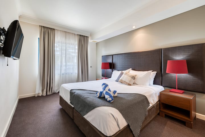 Resort Style Getaway W/ King Bed, Pool & Balcony - Darwin