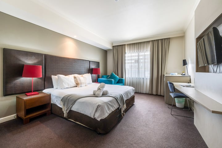 Resort Style Oasis W/ King Bed, Pool & Balcony - Darwin
