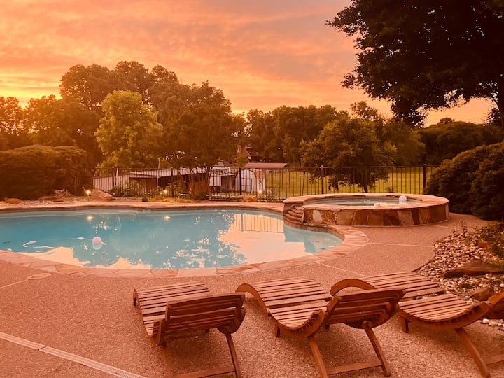 Scenic Texas Retreat, World Cup, Pool & Horses - Roanoke, TX