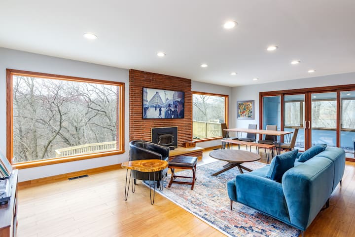 Wooded Creek Overlook
Mid-century Retreat Near Isu - Ames, IA