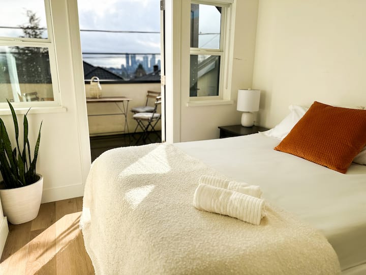 Modern East Van Laneway | Private + Bright - Burnaby