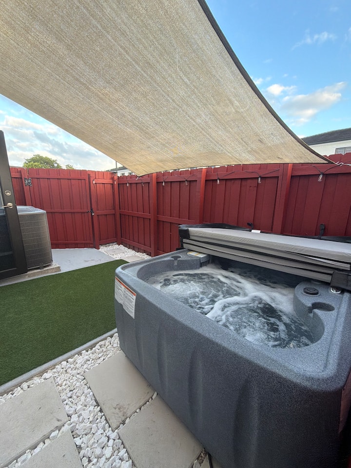 Relaxing Retreat+private Jacuzzi & Patio Sleeps 12 - Homestead, FL