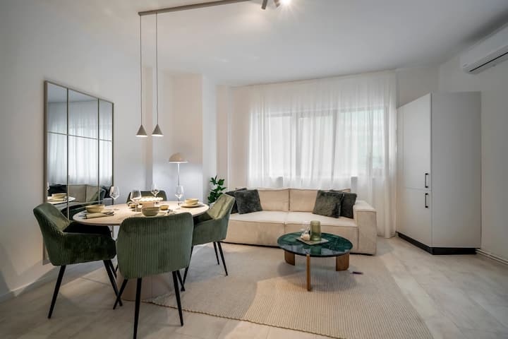 Stylish 2br Gem In The Heart Of Piata Romana - Bucarest
