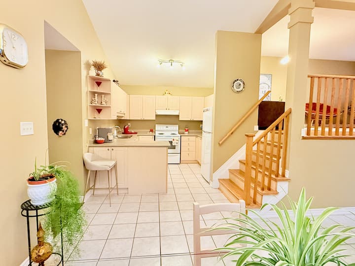 Cozy Home – Bright, Warm & Welcoming - Bradford, ON, Canada