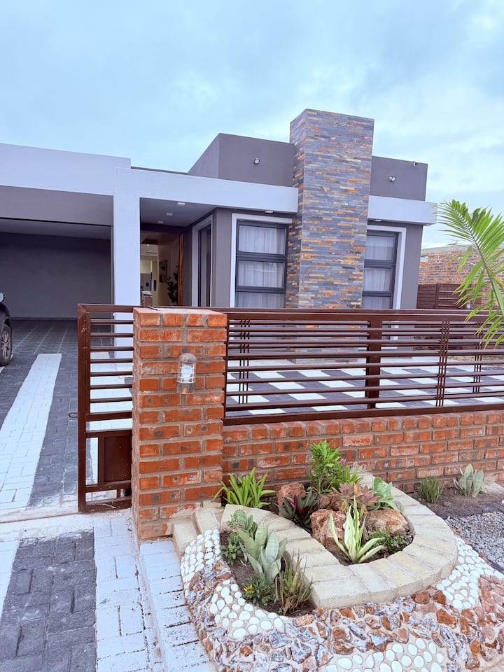 Arlington Retreat: 4-bedroom Pool Escape Sleeps 8 - Zimbabwe