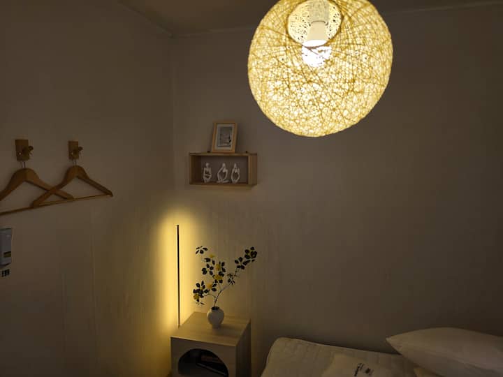 New)3룸/8인/마포구청역 6분/홍대입구10분/월드컵경기장/한강/망원시장/무료짐보관 - South Korea