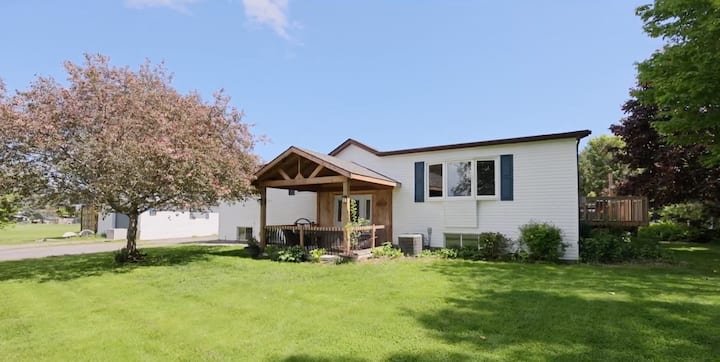 Private Hay Bay Waterfront Napanee W/ Pool & Dock - Ontario