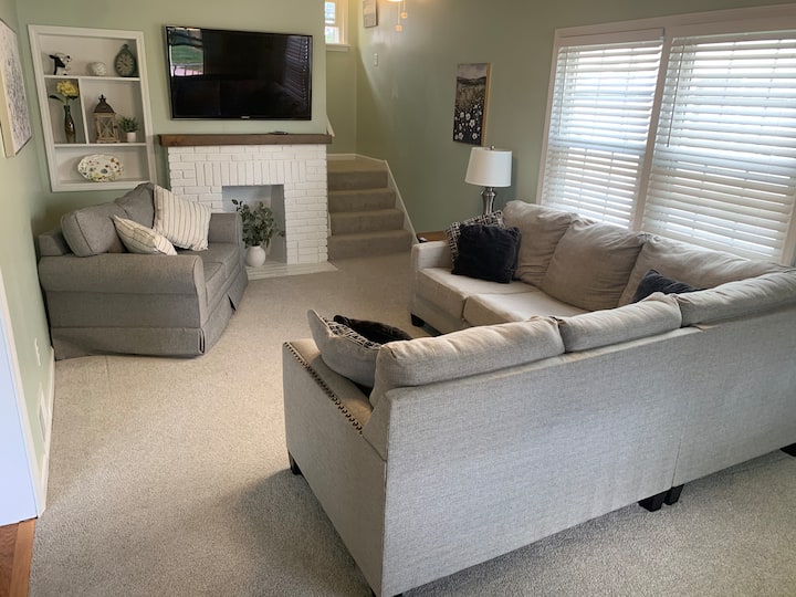 Central Hub-walkable Downtown+easy Highway Access - Sarah's Vineyard, Cuyahoga Falls