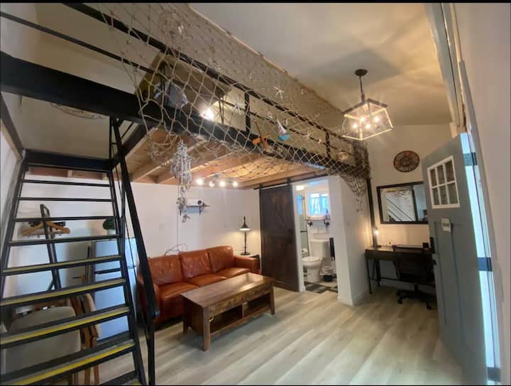 Beach Theme Industrial Loft With Home Theater - Hacienda Heights, CA