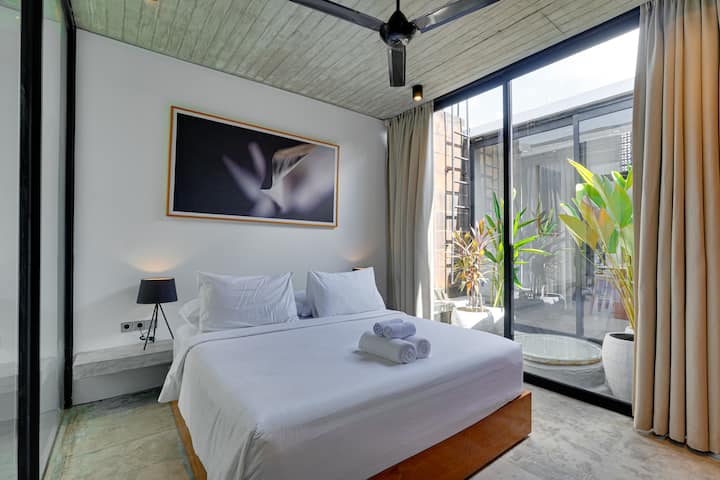 Design-led 2br Rhys Apartment - Trendy Berawa Stay - Canggu