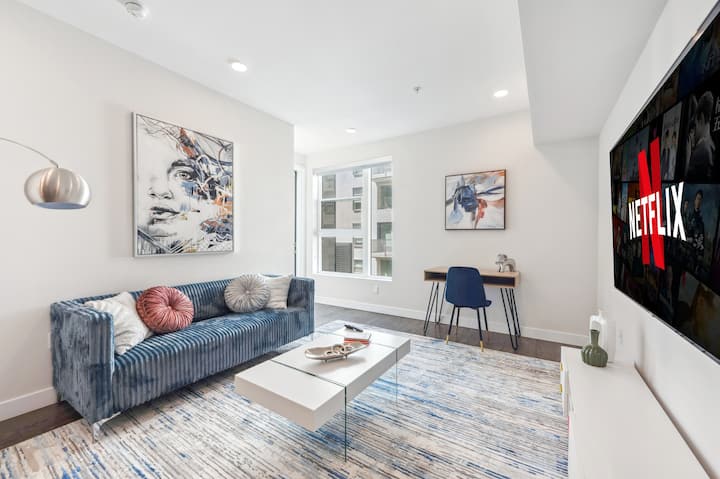 Luxury Hollywood Stay | Free Parking, Pool, Gym - West Hollywood, CA