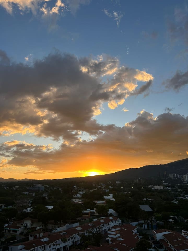 Golden View Studio At Art Haus | San Benito - San Salvador