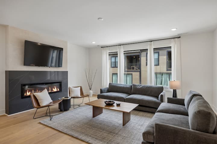 Stylish Retreat Ft. Rooftop Lounge W/ Tub & Views! - Nashville, TN