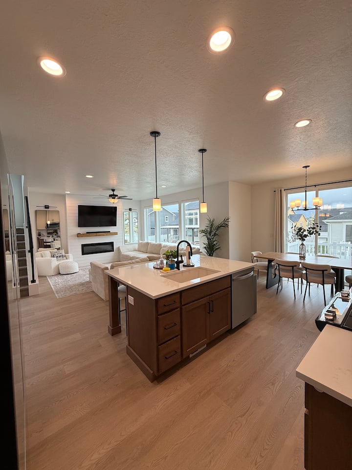 New Spacious Home | Sleeps 12 | King Beds - Payson, UT