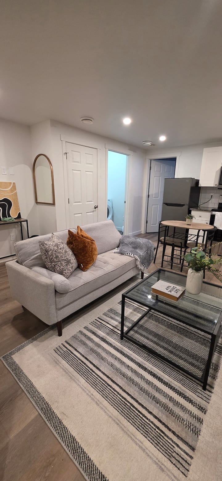 Modern Cozy 1brm | South Ed | Minutes To Yeg - Edmonton