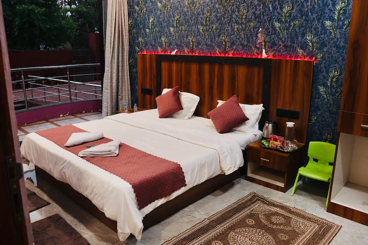 Vista Hill | Deluxe | King Bed | Valley View - Mahabaleshwar