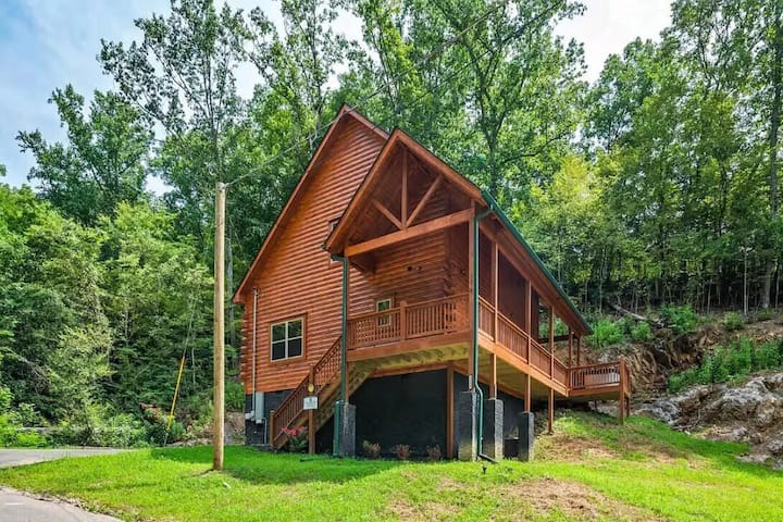 Spacious 2bd + Loft Cabin | Hot Tub + Pool Access! - Sevierville, TN