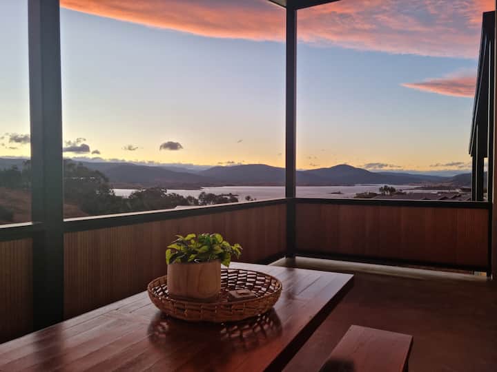 Lake View Snowy Retreat Sleeps 12 2 Private Zones - Jindabyne