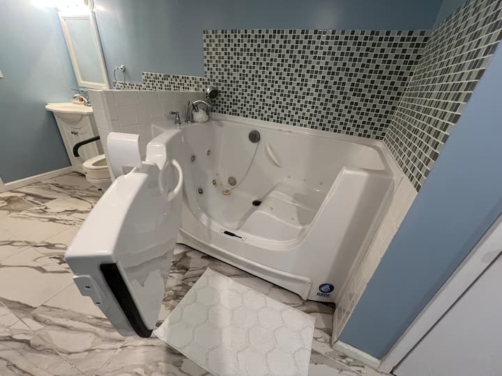 Luxurious Large Basement Offers 3 Rooms Sleeps 10+ - Overland Park, KS