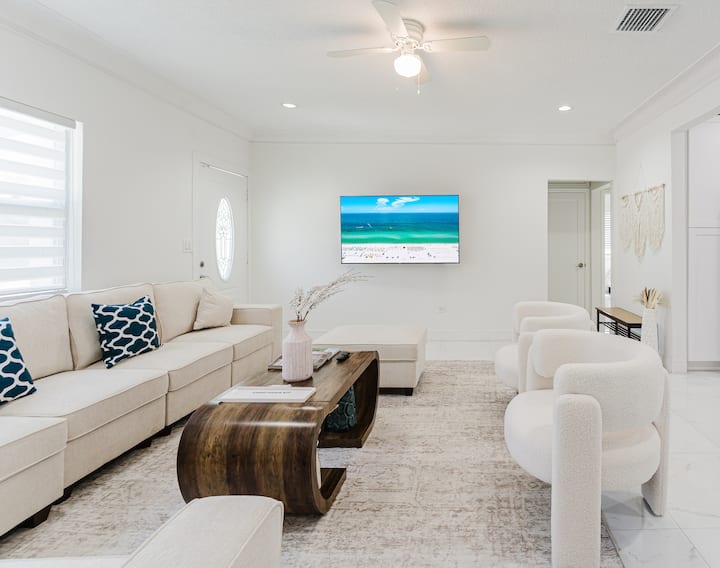 West Palm Beach | Luxury Villa W/ Pool & Games - West Palm Beach, FL