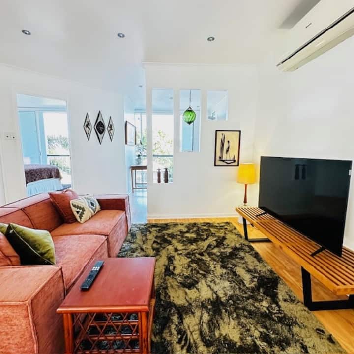 Mid-century Suite - 1 Bed 1 Bath 1 Car 2 Balconies - Balmoral