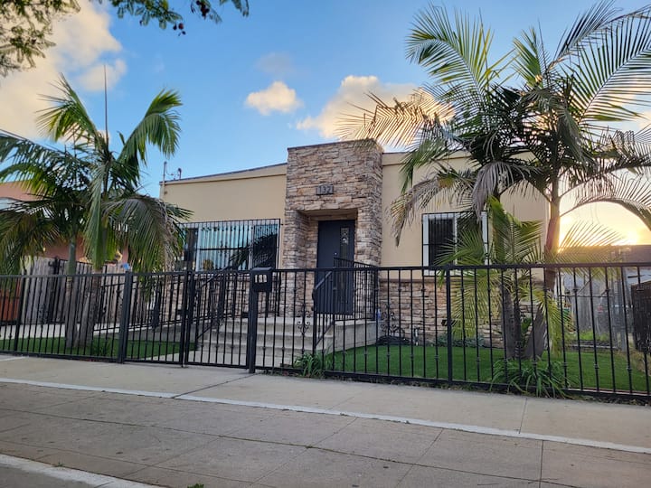 Stylish 4 Bdrm 3 Bath Home Near Downtown & Beaches - San Diego, CA