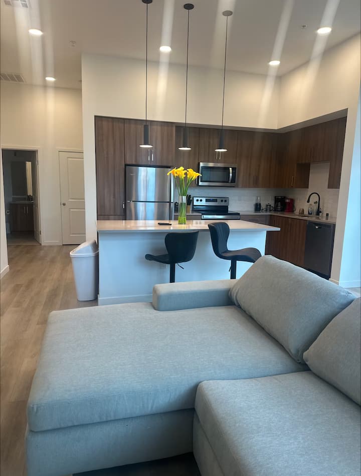 Luxury Spacious 2 Bedroom, Pool, Gym, Parking - Beverly Hills, CA
