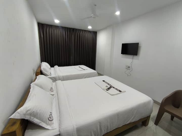 Hotel Visara Grand : Deluxe Triple Room 1 - Gokarna